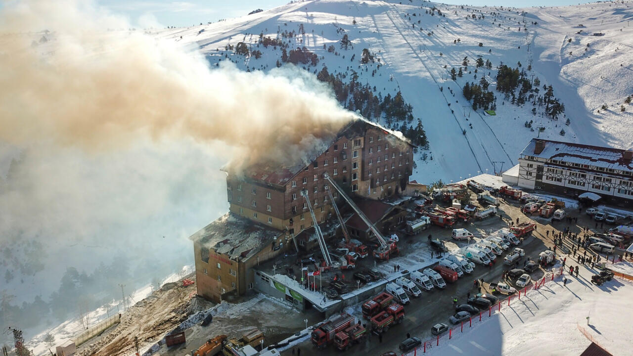 Au moins 76 morts dans l'incendie d'un hôtel dans une station de ski du ...