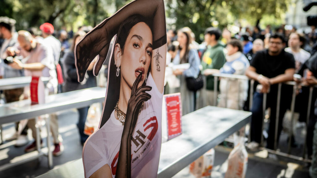 Dua Lipa seduce a América Latina con samba, fútbol y tacos
