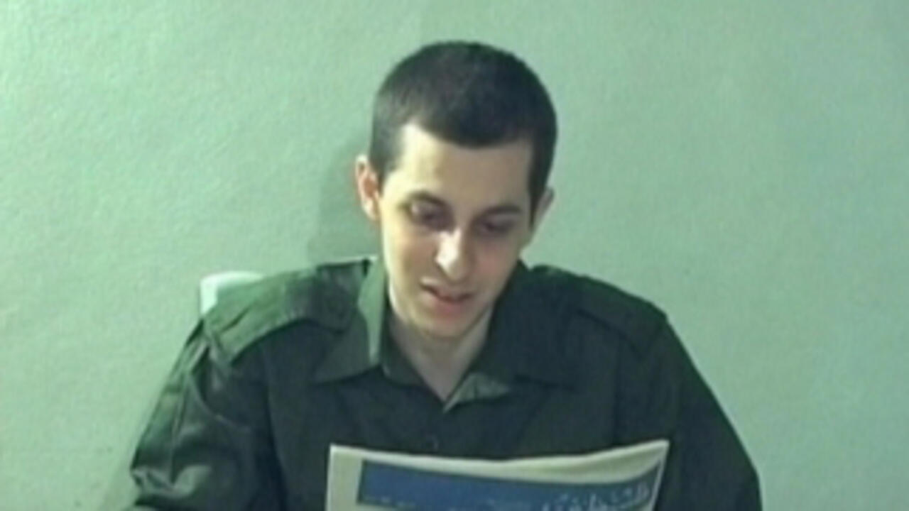 Israeli soldier Gilad Shalit 'handed over to Egyptian authorities'