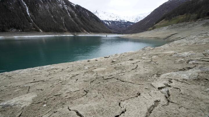 More than half the world’s largest lakes and reservoirs drying up ...