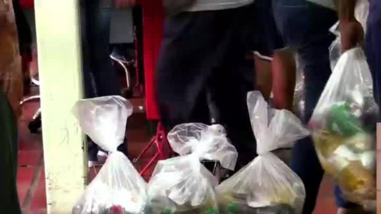 Venezuela en dos caras: las realidades de las bolsas CLAP - France 24