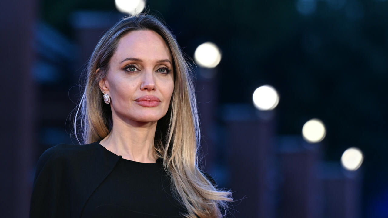 Angelina Jolie reveals mastectomy scars in Time France magazine