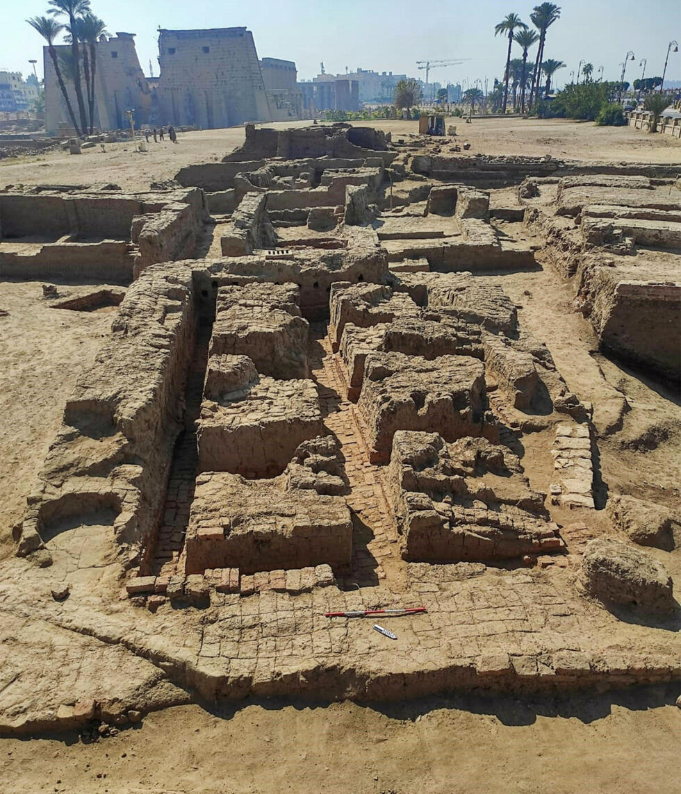 Egypt archaeologists uncover 'complete' Roman city