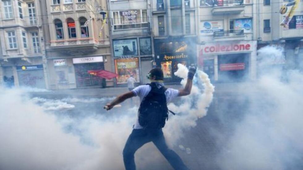 Turkey protests spread as Istanbul sit-in turns violent
