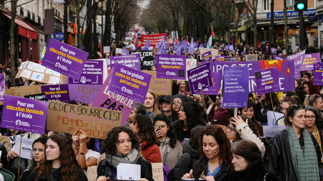 8 mars : à Paris, une marche pour les droits des femmes émaillée de tensions liées au Proche-Orient