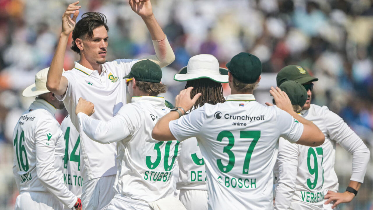 Harmer stars as South Africa bowl out India for 93 to win Test