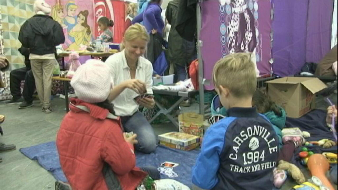 Video: Volunteers turn out to welcome migrants in Vienna