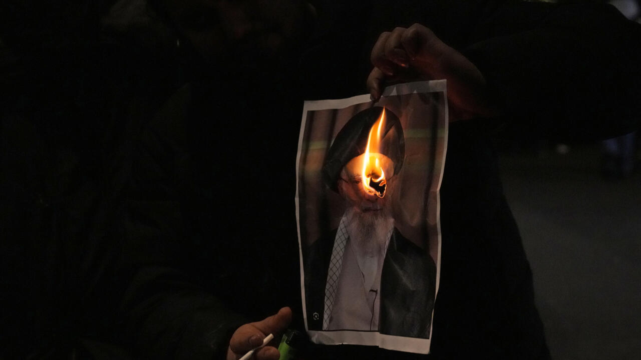 Demonstrators in London, Paris, Istanbul back Iran protests