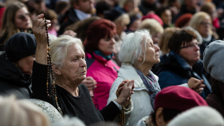 Polish Catholics pray at borders 'to save country'