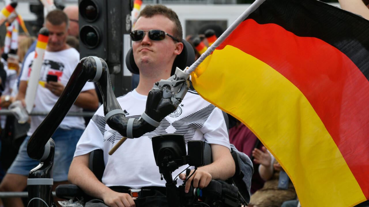 Video: French travel agency provides World Cup tours for disabled fans