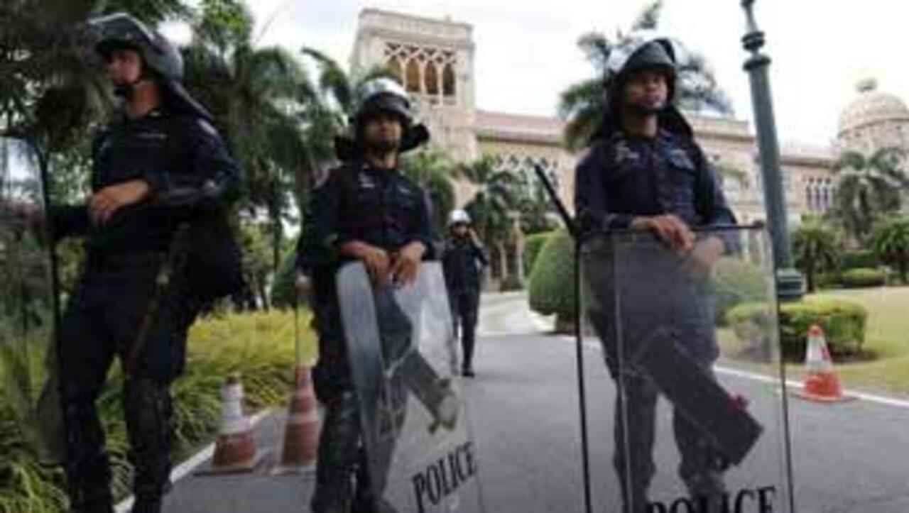 Riot police surround Bangkok govt building