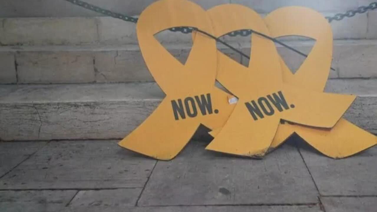 Una cinta amarilla, el símbolo de los rehenes secuestrados por Hamás ...