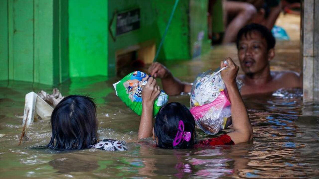 53 fallecidos por las inundaciones en Indonesia, atribuidas al cambio ...