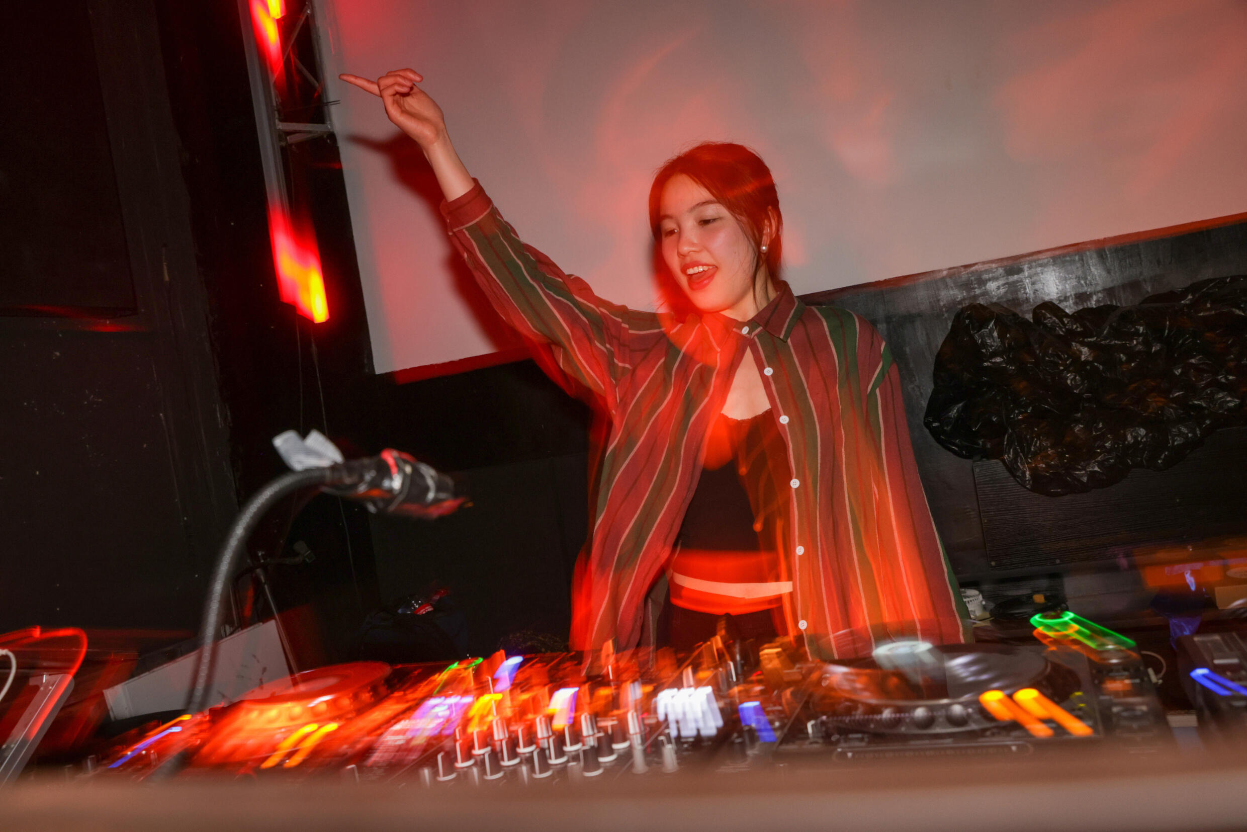 Women dance to their own beat in China's nightclubs