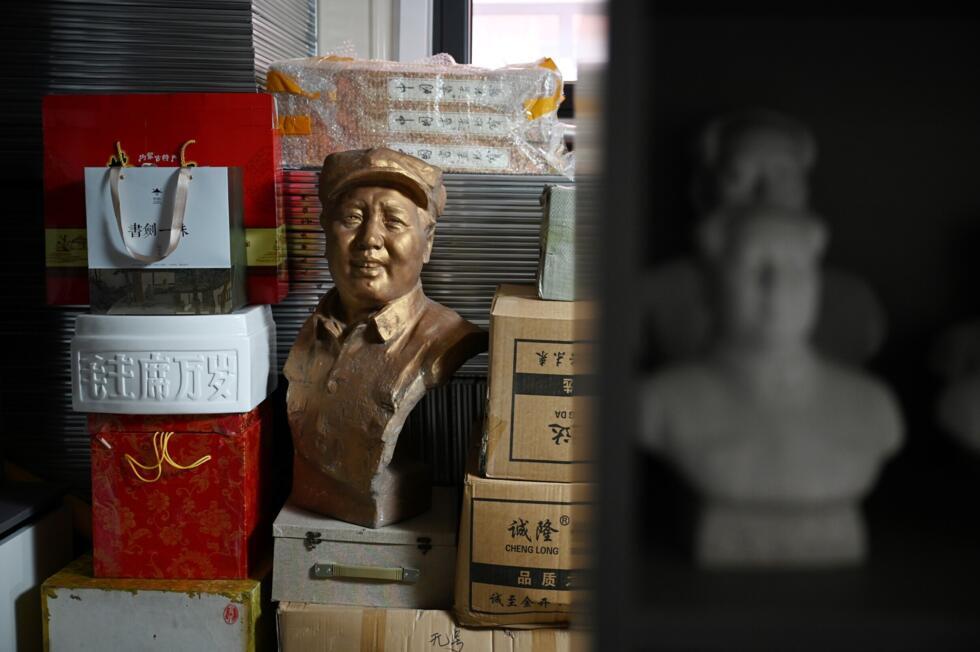 China's 'red collectors' cherish bygone Maoist era