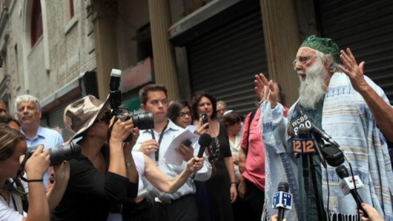 Thousands protest on opposing sides over 'Ground Zero mosque'