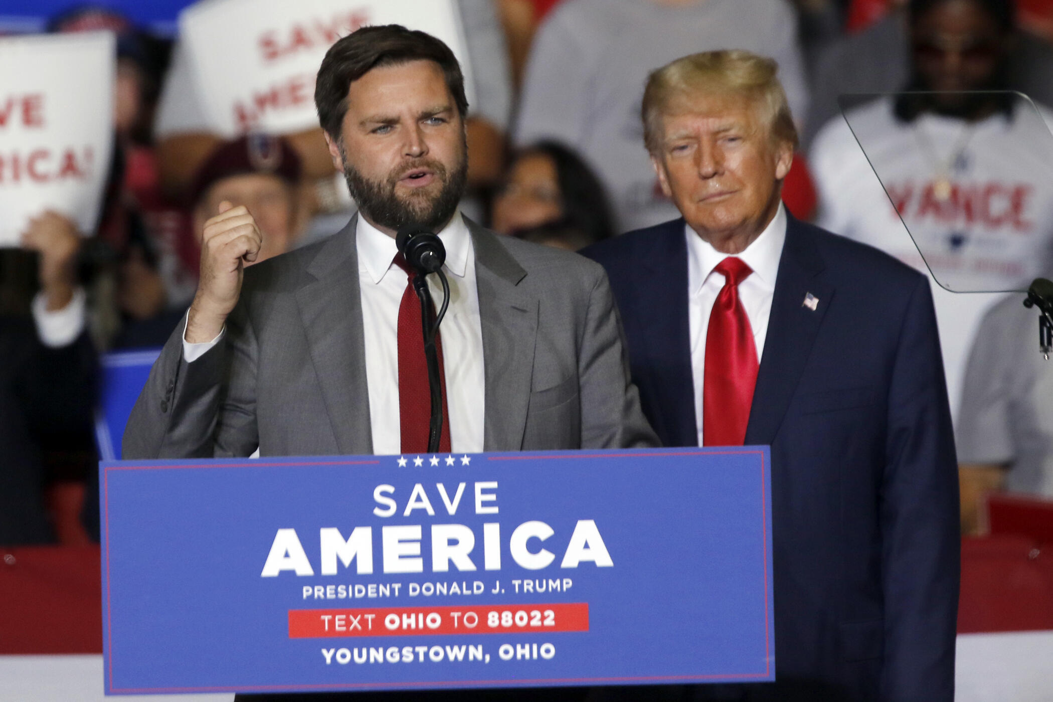 J.D. Vance, el joven senador que comparó a Trump con Hitler y ahora es ...