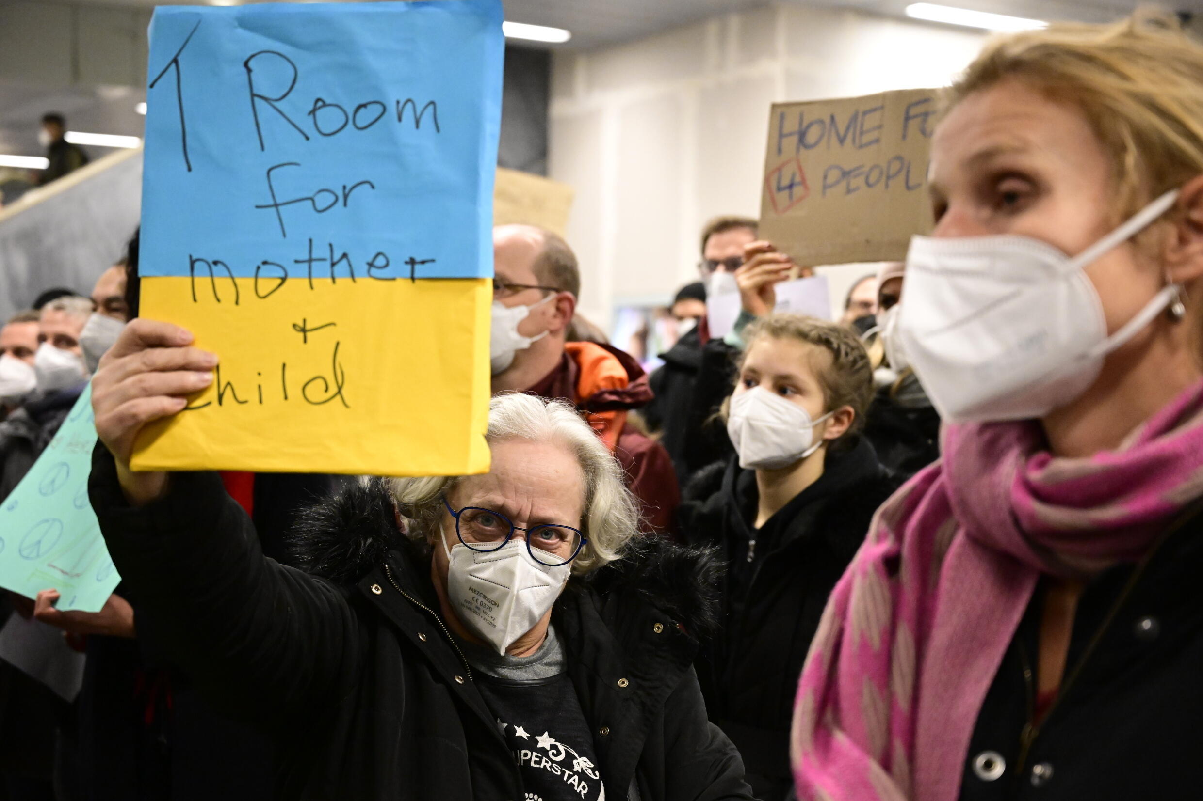 'Welcome to Berlin': Ukrainian refugees pour into Germany