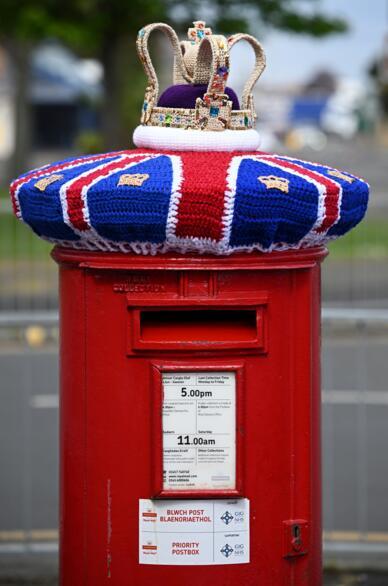 Knit my king: UK 'yarnbombers' crochet for the coronation