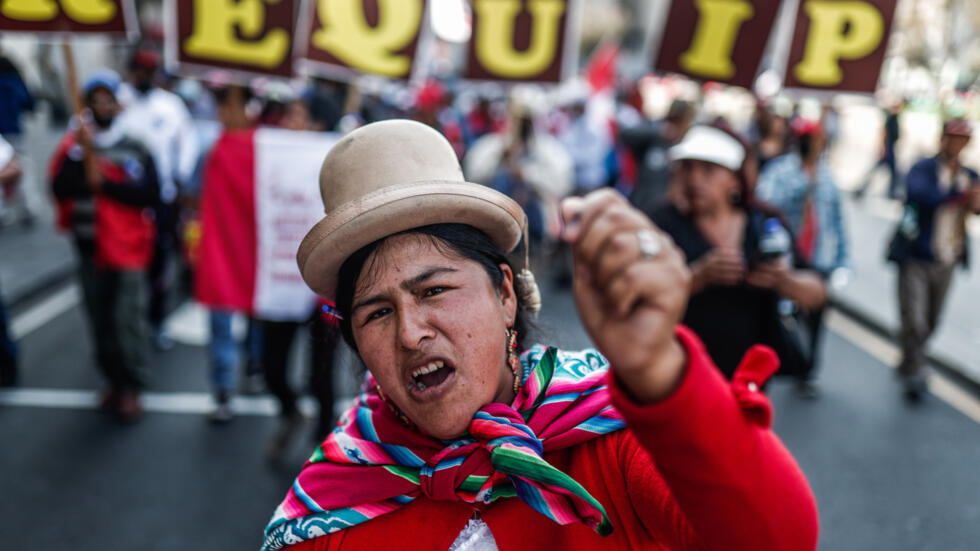 Perú: miles de seguidores de Castillo demandan el cierre del Congreso