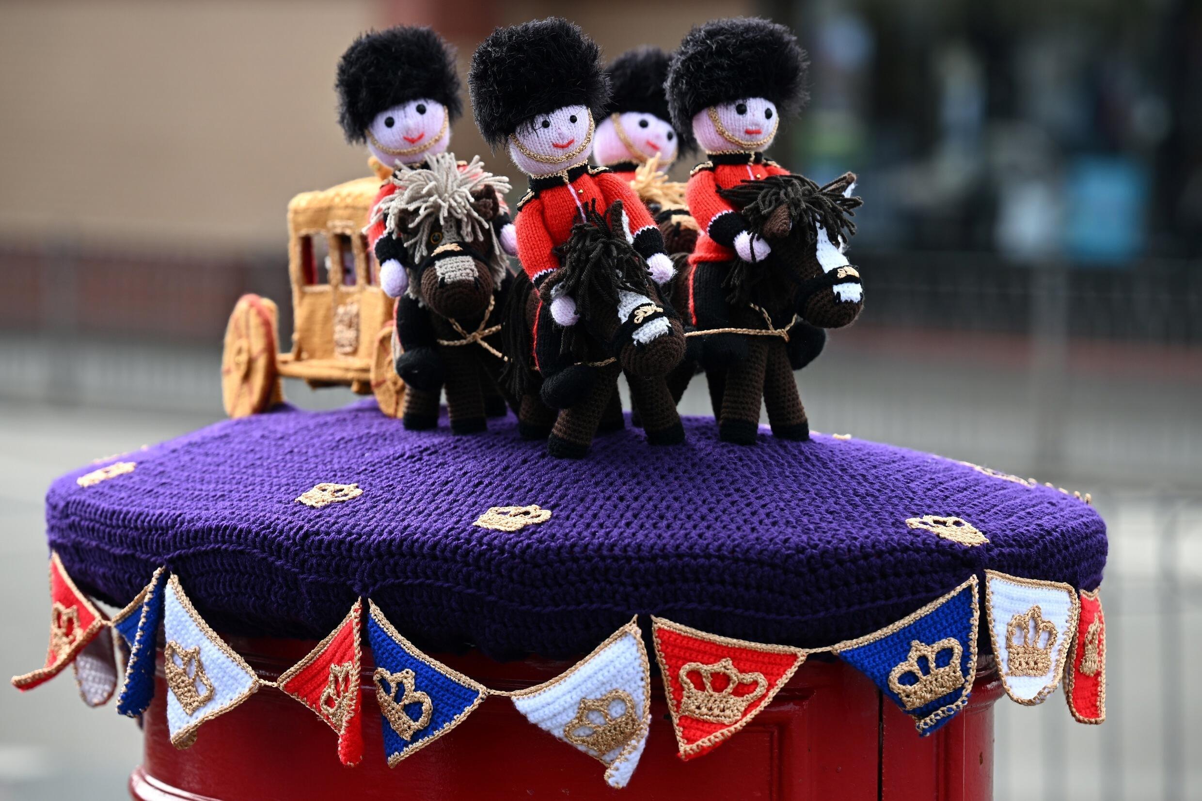 Knit my king: UK 'yarnbombers' crochet for the coronation