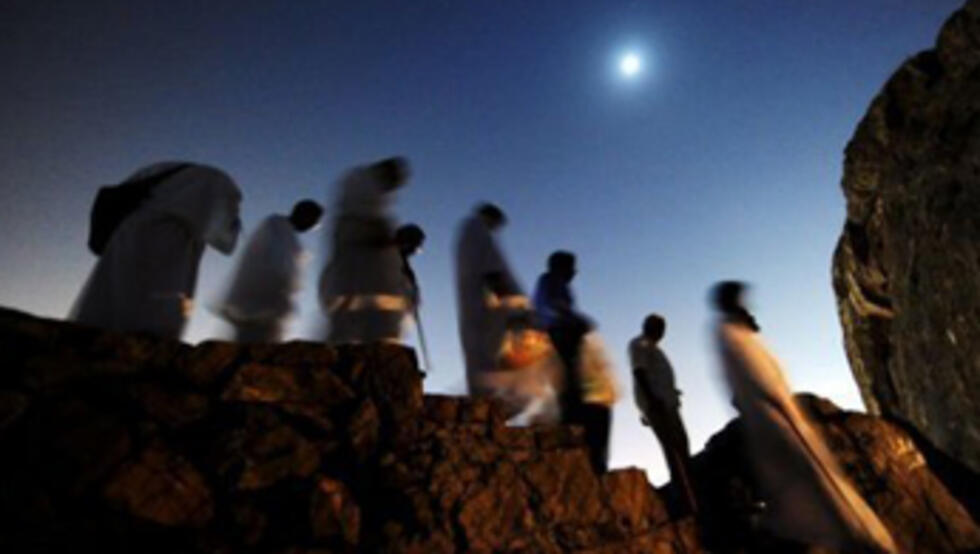 Hundreds of thousands of pilgrims mark first day of hajj