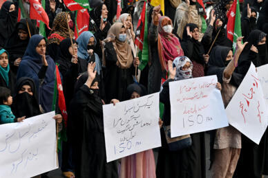 Families fleeing after 32 killed in new sectarian violence in Pakistan