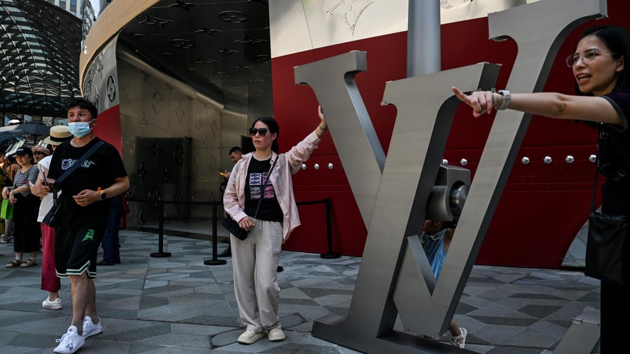 Stocks rise on US rate cut hopes, strong company earnings