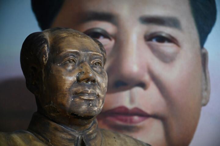 China's 'red collectors' cherish bygone Maoist era