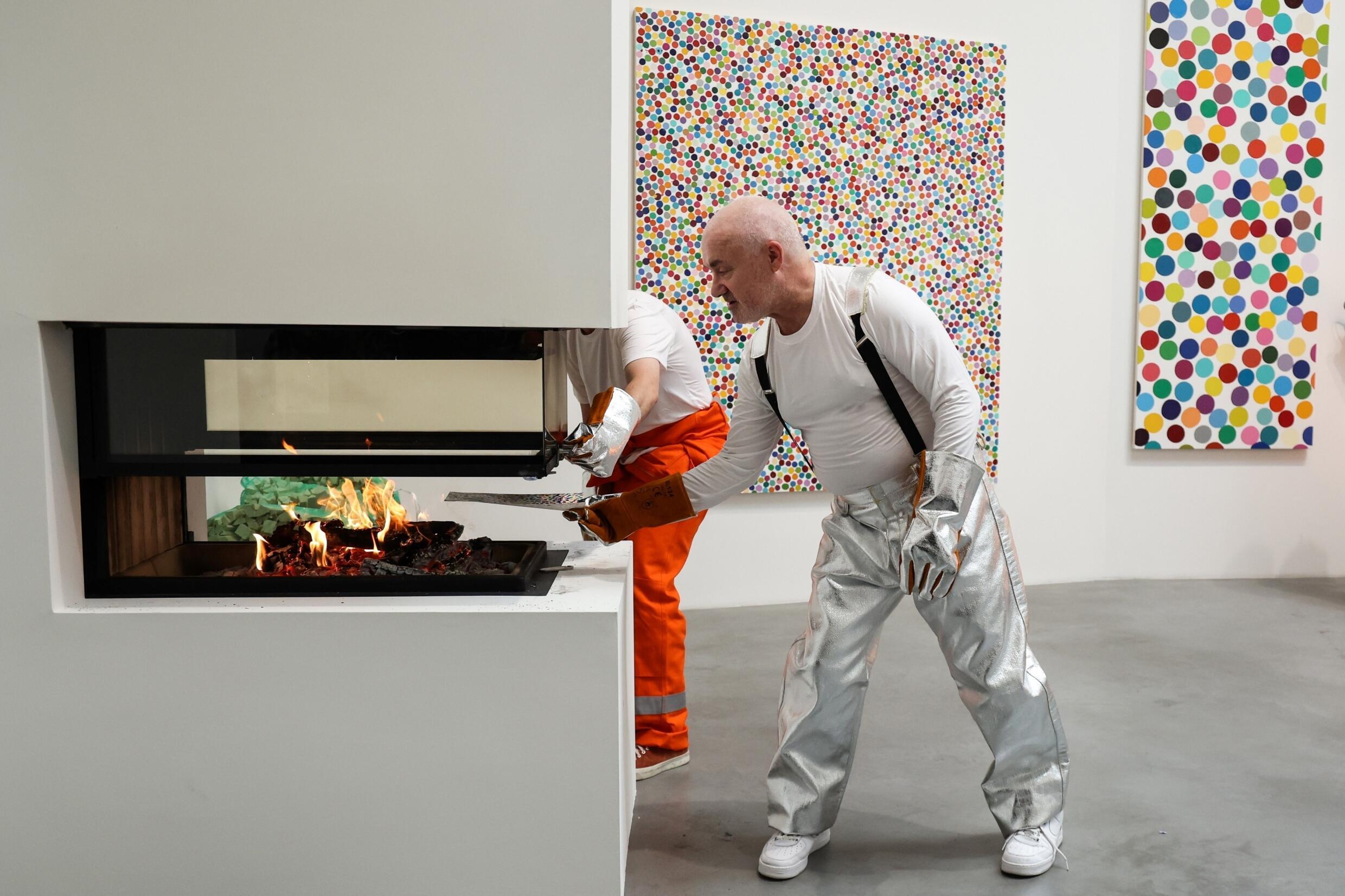 Damien Hirst brûle ses peintures dans sa galerie londonienne
