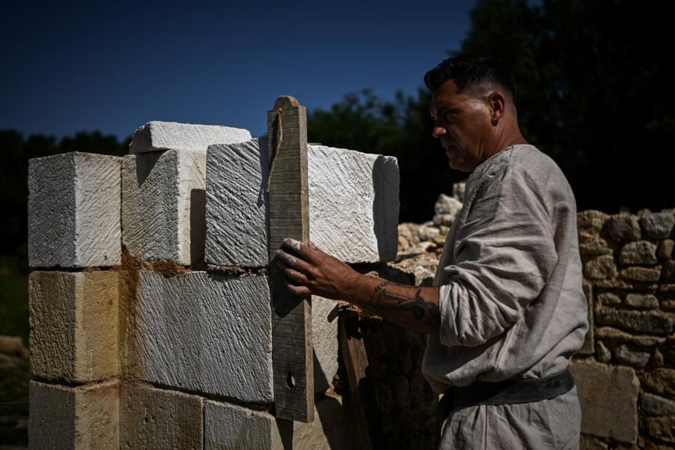 Près de Bordeaux, ils construisent une "cathédrale" gothique avec les ...