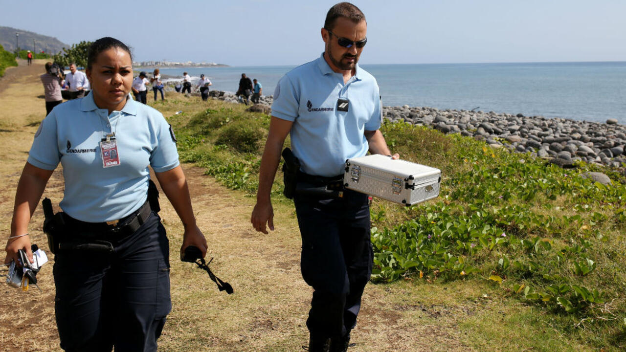 Possible MH370 window, seat cushions found on Réunion