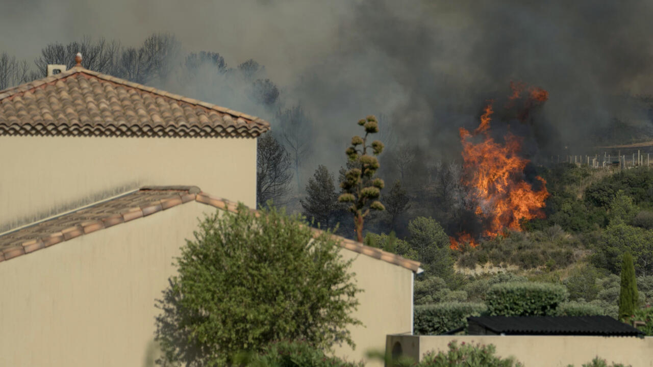 Dans l'Aude, un incendie parcourt 11 000 hectares, un mort et neuf blessés