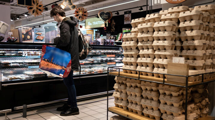 French retailers agree to cap food prices in bid to curb inflation