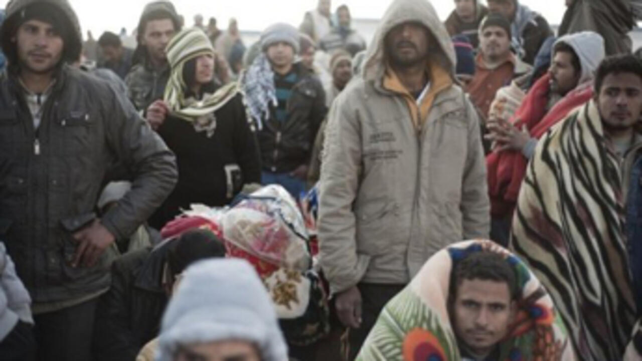 Refugees swamp borders in fleeing Libyan unrest