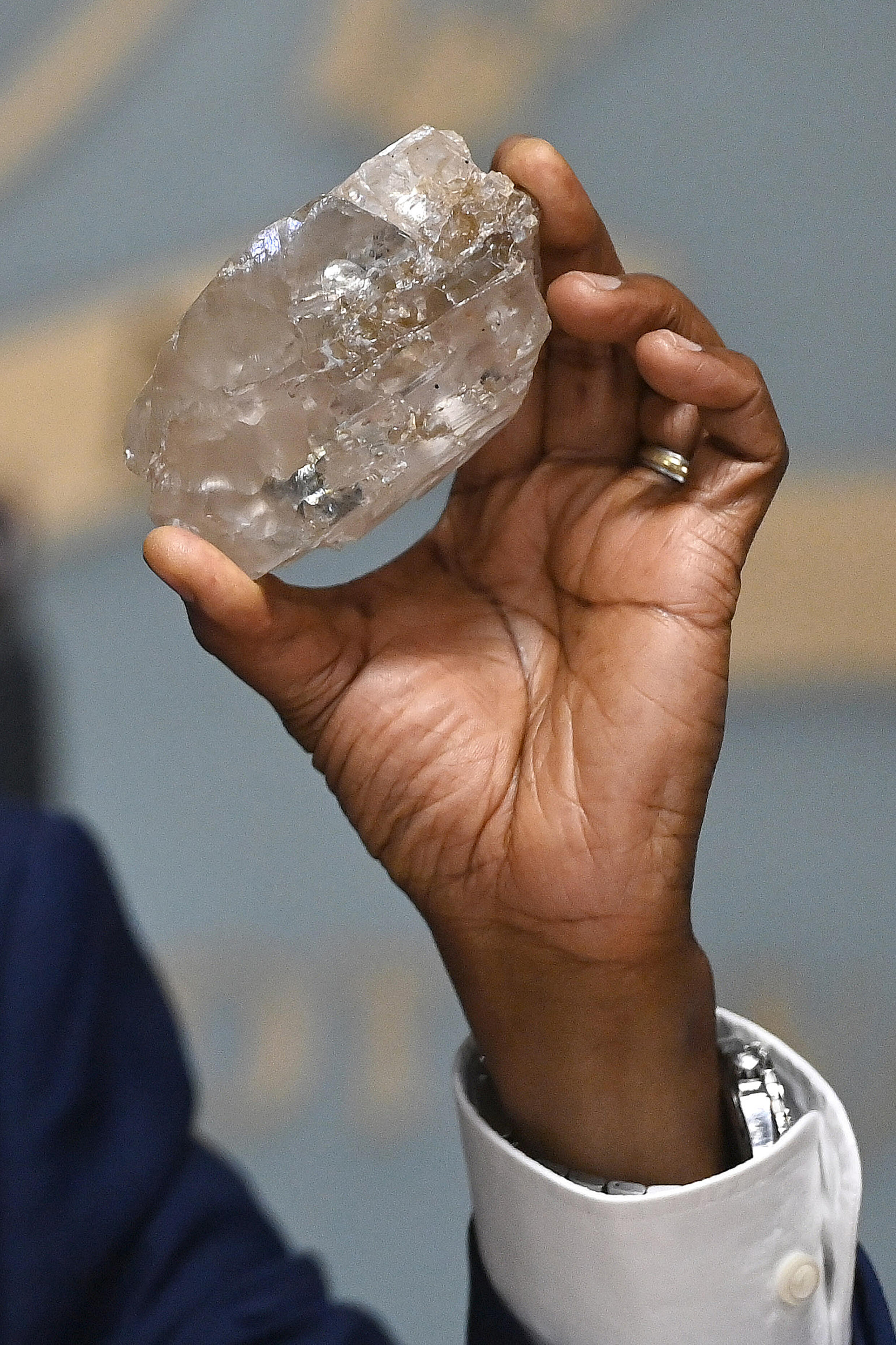 Botswana : découverte d'un diamant de 2 492 carats, le deuxième plus gros au monde