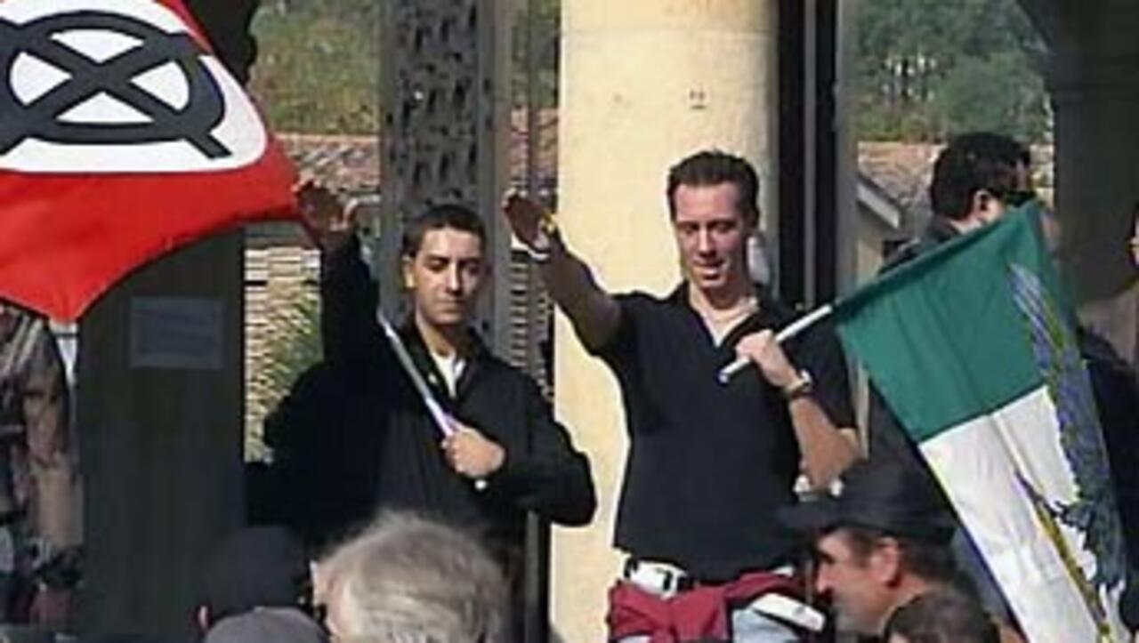 Quand les nostalgiques de Mussolini envahissent Predappio - France 24