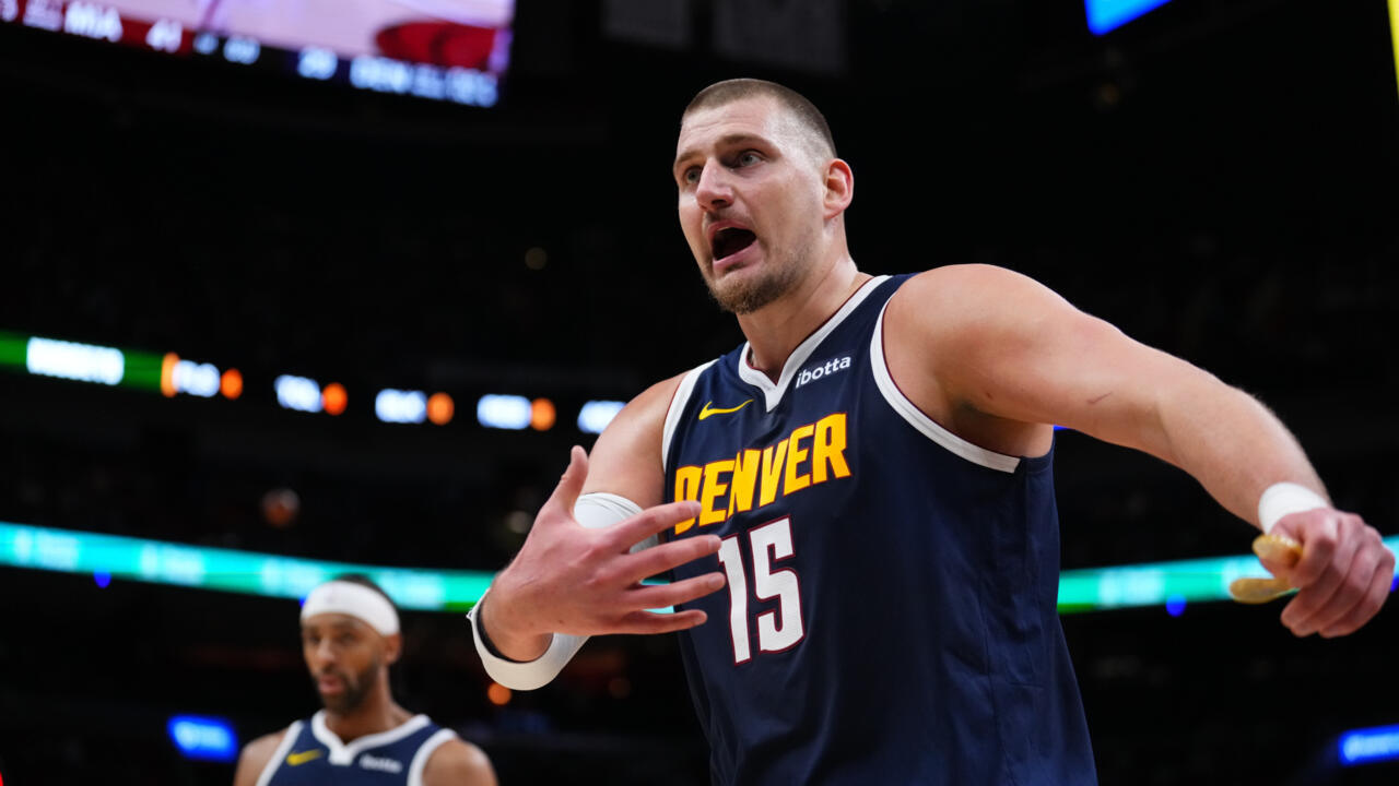 Jokic abandona partido ante a Miami con lesión en su pierna izquierda