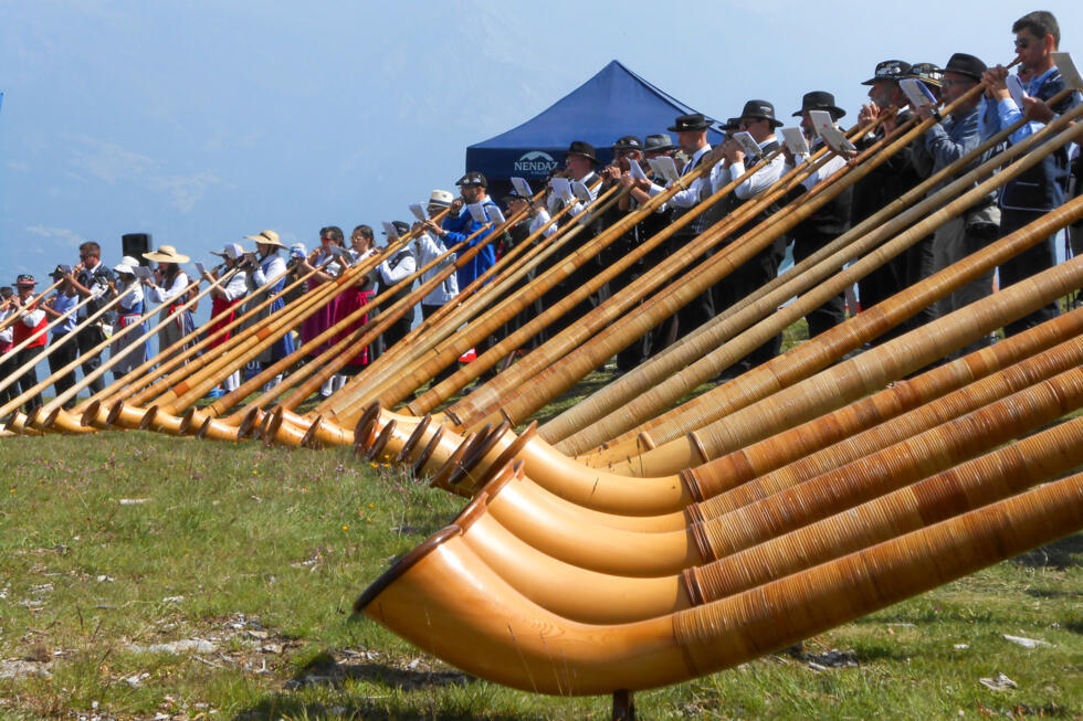 Alphorn fest brings sound of music to Swiss mountains