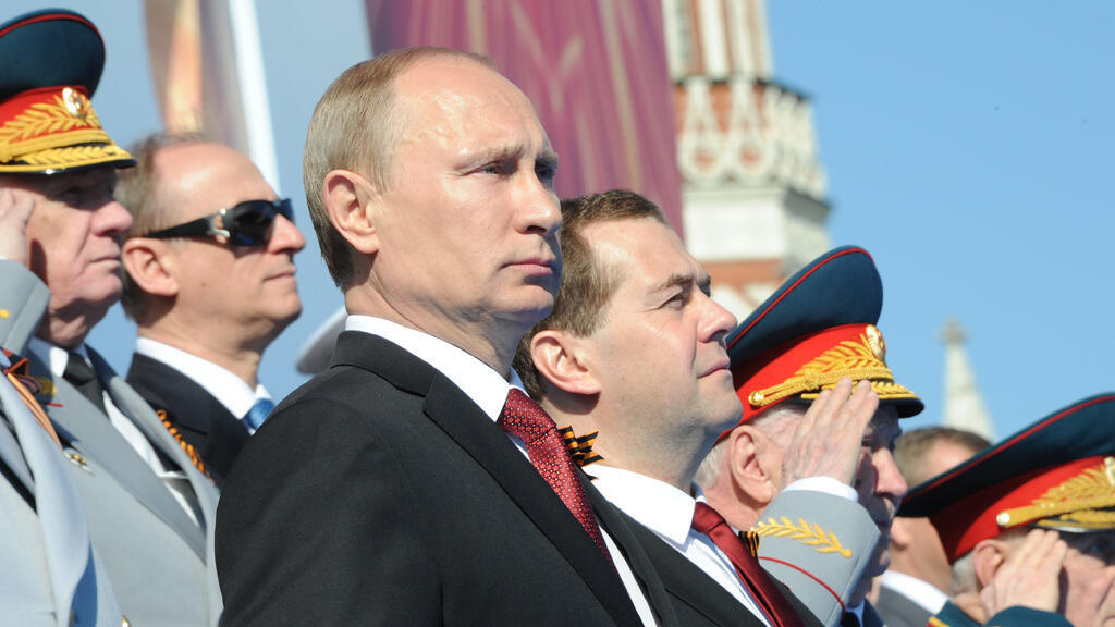 En images : l’armée russe parade devant Poutine à Moscou