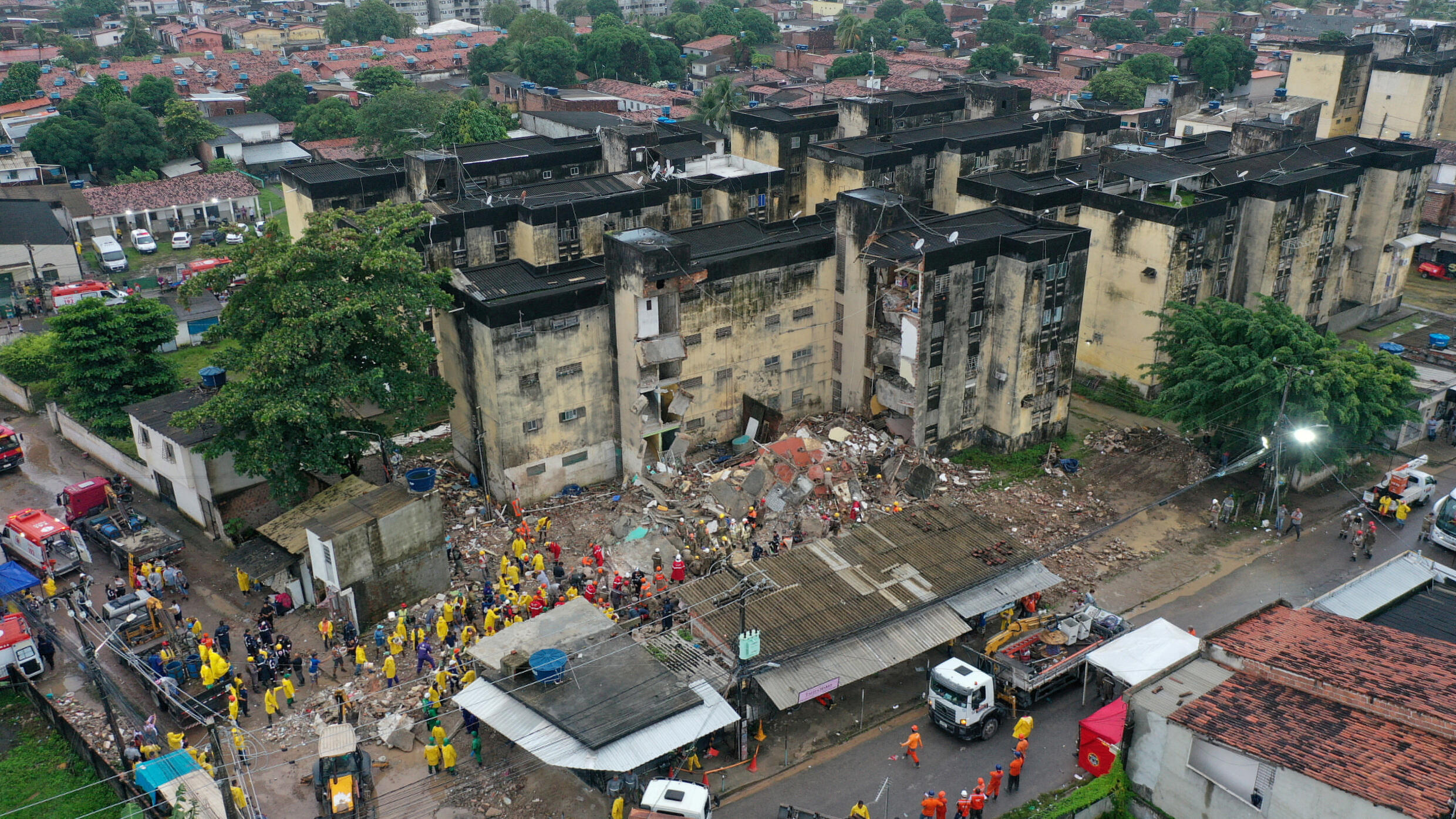 El colapso de un edificio deja al menos 14 muertos en una urbe del noreste de Brasil