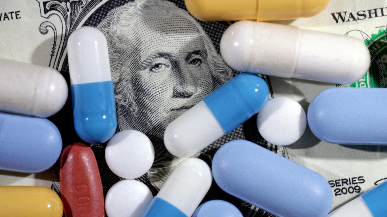 Trump emplaza a las farmacéuticas a bajar los precios de los medicamentos o usará "el poder" federal