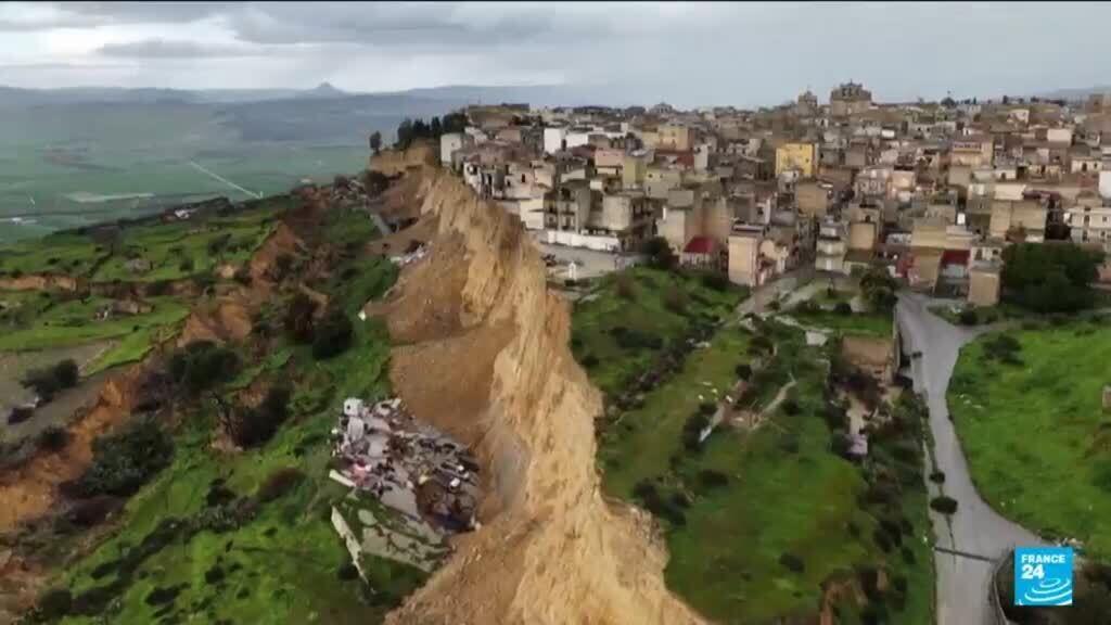 Landslide leaves Sicilian town teetering on cliff edge - France 24