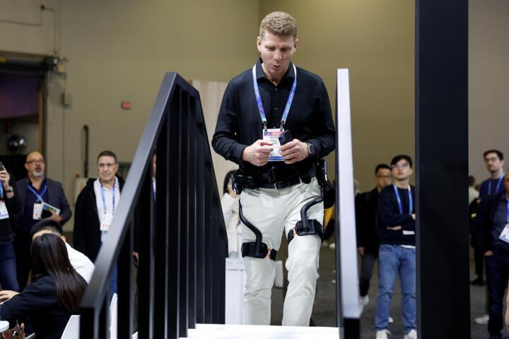 Moins chers et plus légers, les exosquelettes s'insèrent dans nos vies