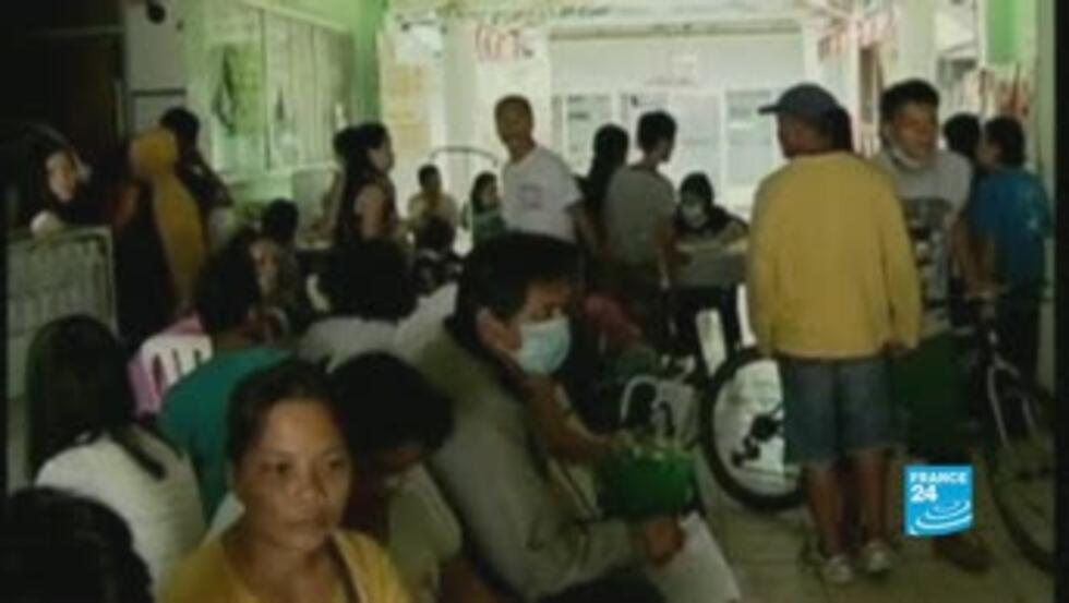 Philippine mob ransacks rice storage in deadly stampede