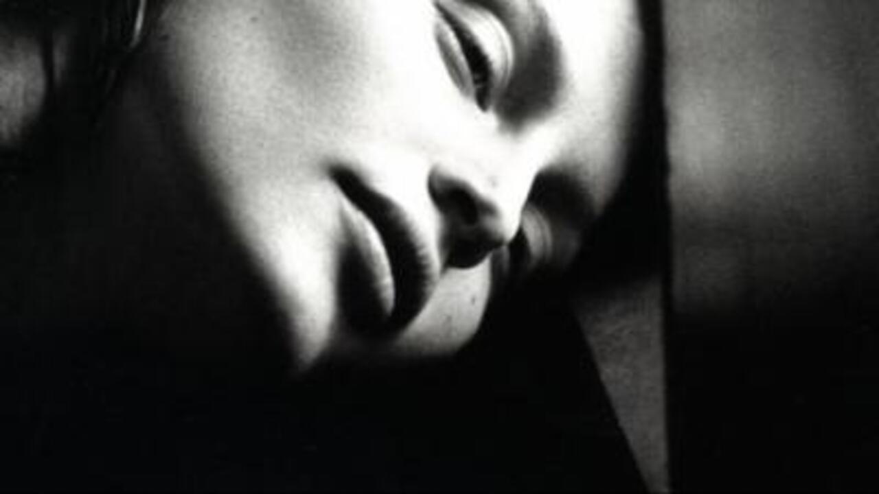 Laetitia Casta sublimée par Dominique Issermann - À l'Affiche