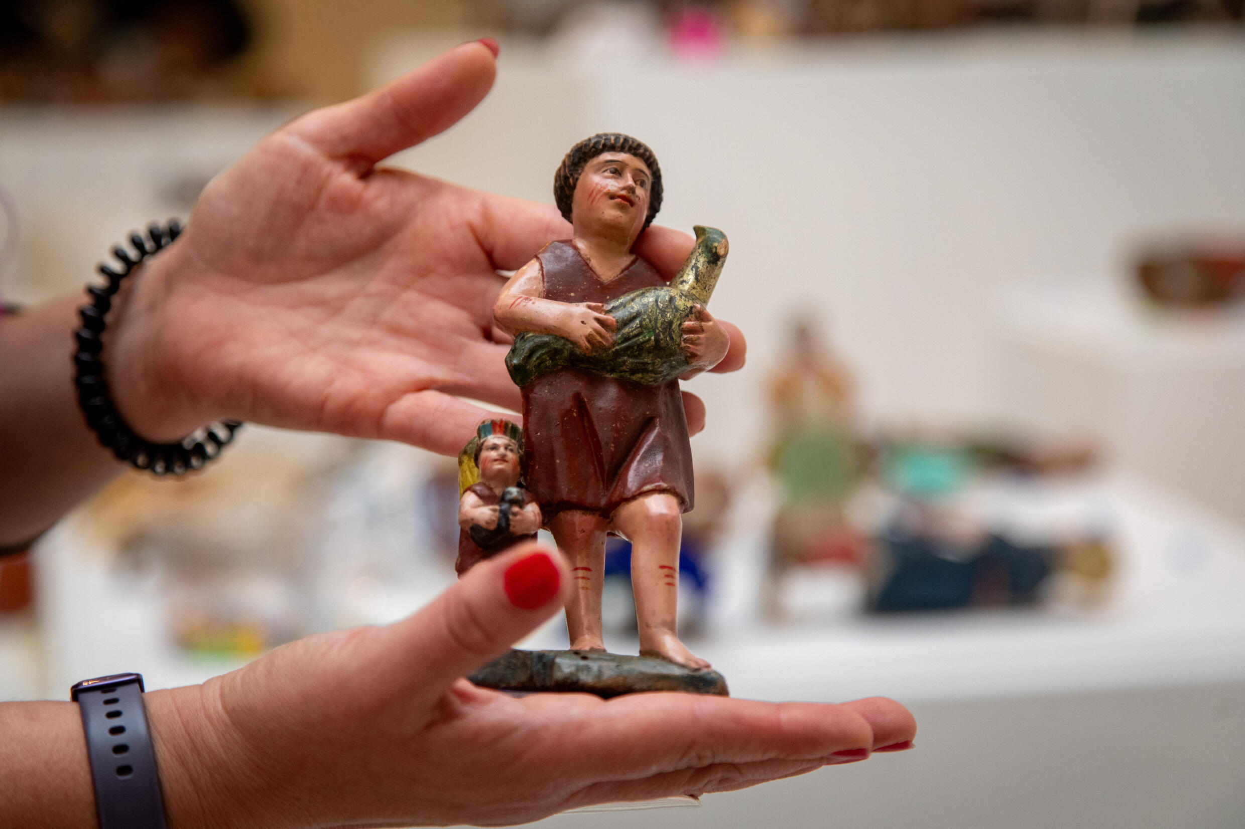 Un bossu ou un enfant décapité, les insolites figurines d'une crèche de ...