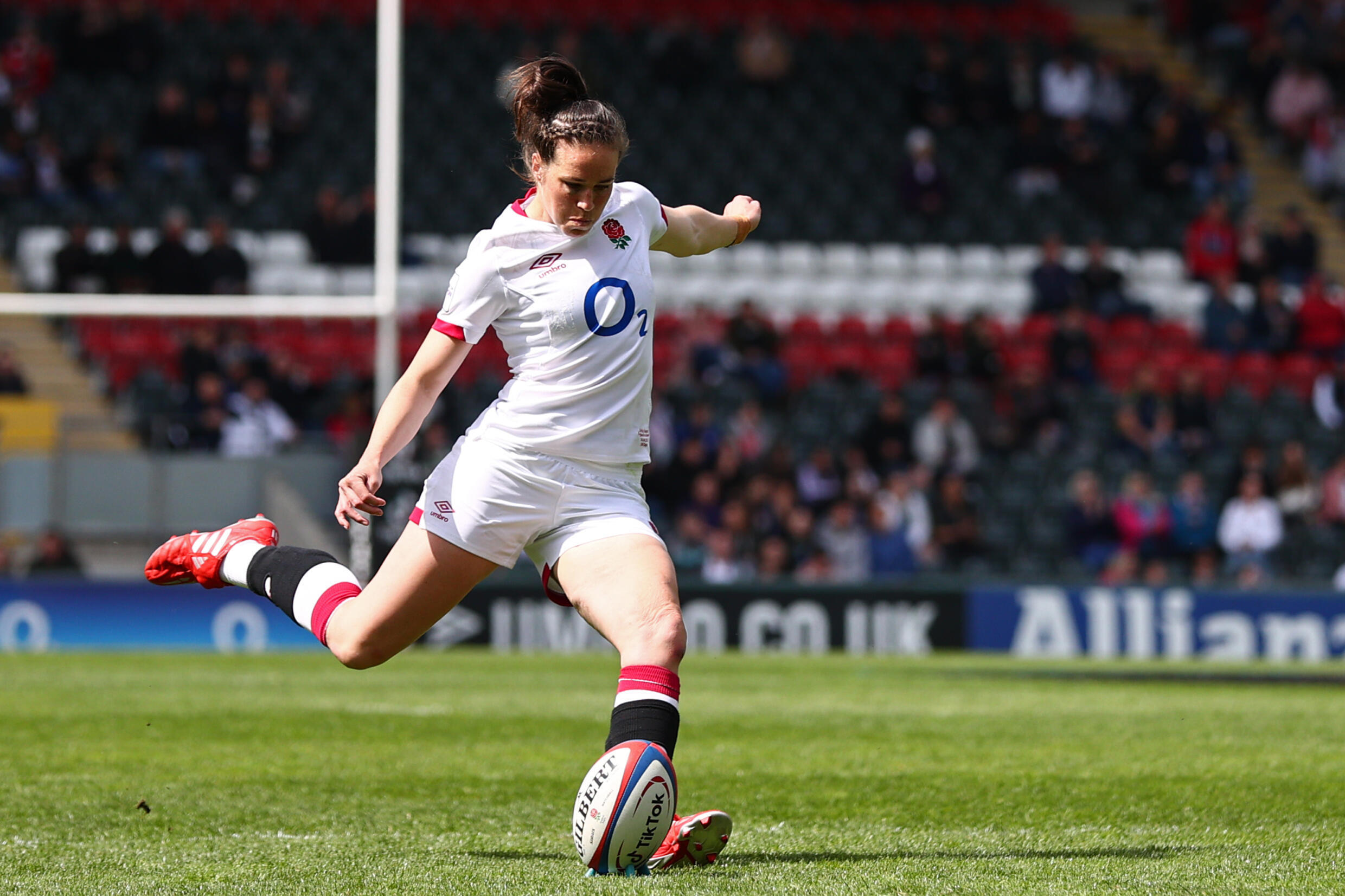 Scarratt shakes horror injury to fire England's World Cup bid