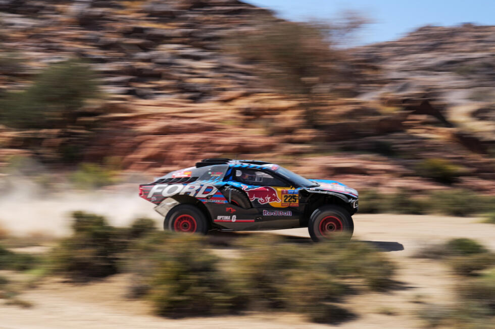 The nomadic mini-city behind the Dakar Rally