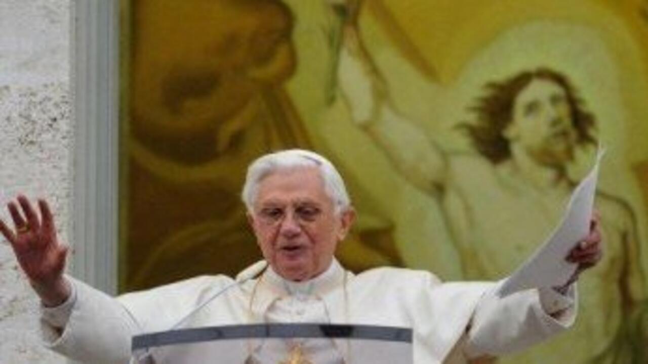 Tens of thousands gather for Pope’s last prayers - France 24